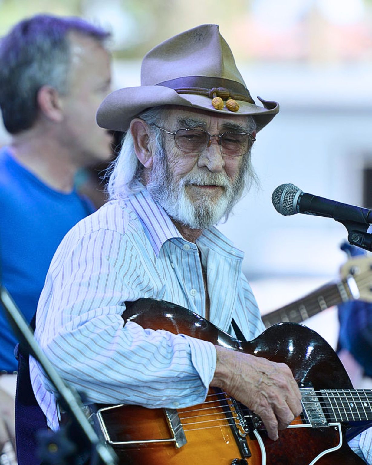 THE LAST TIME THEY LOOKED TO THE STAGE, HE DIDN’T STAND — HE JUST ...